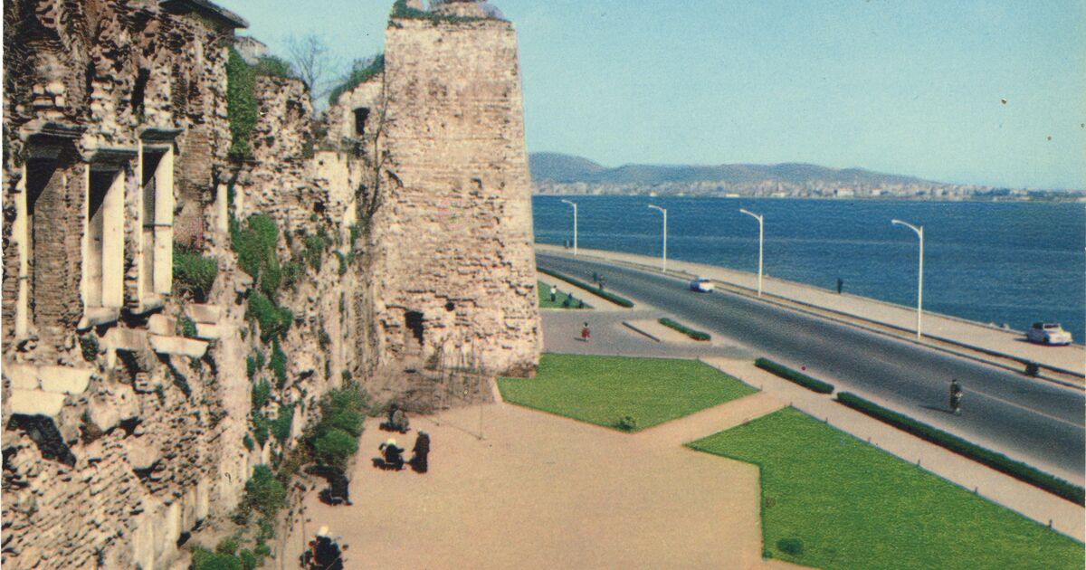 Salt Research: İstanbul, Florya Sahil Yolu ve Surlar.