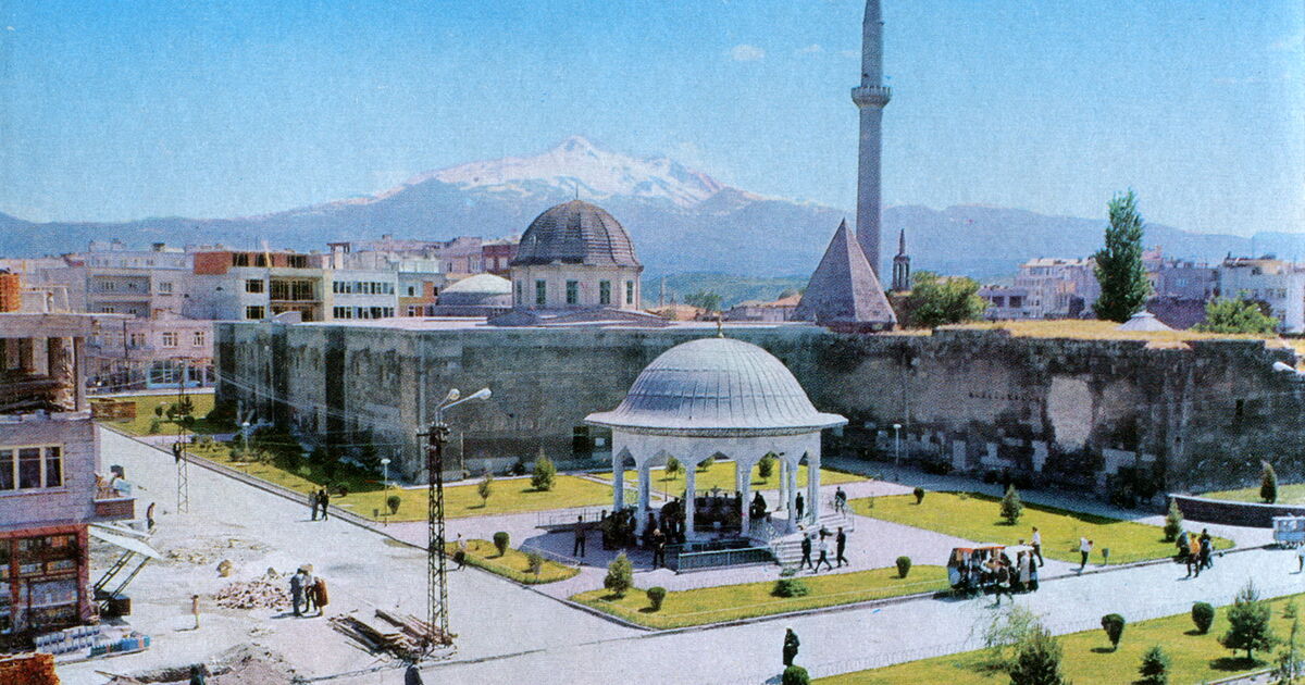 SALT Research: Kayseri, Hunat Hatun Camii ve Erciyes'e bir bakış.