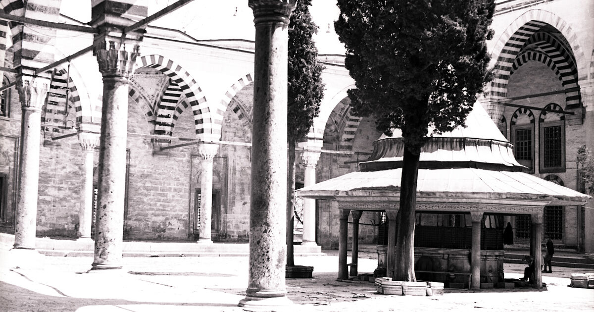 Salt Research: Fatih Camii'nin revaklı avlusu - Fatih Mosque courtyard ...