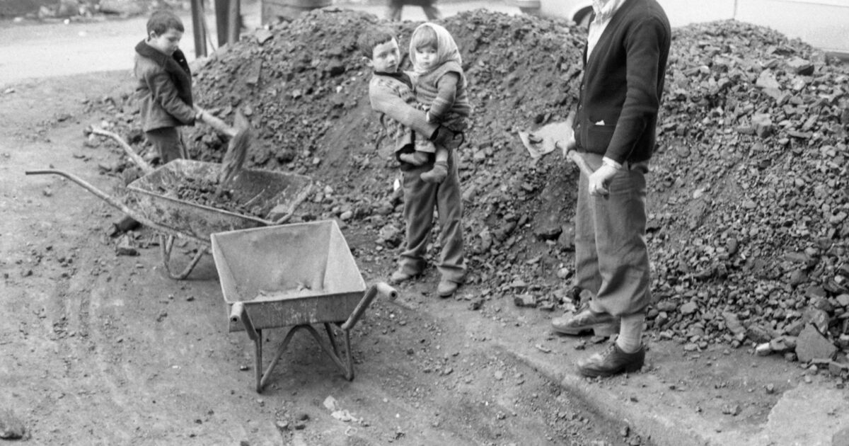 Salt Research: Ankara'da bir sokakta kömür dağıtımı - Coal distribution ...
