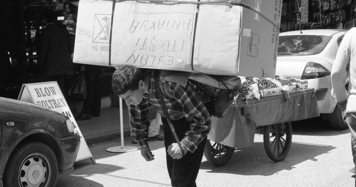 Salt Research: Tahtakale'de yük taşıyan bir hamal - A porter carrying ...