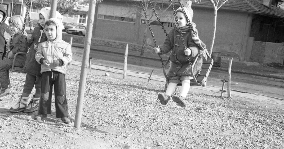 Salt Research: Oyun parkında oynayan bir çocuk - A child playing in a ...