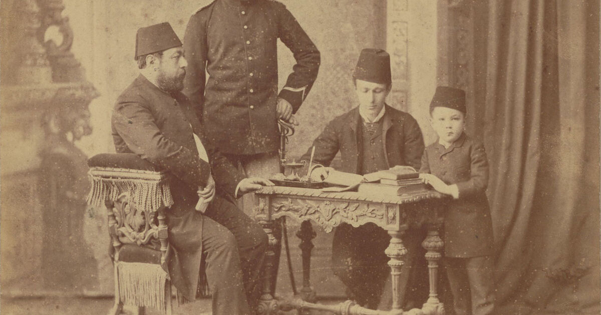 SALT Research: Said Bey'in üç kişiyle birlikte çekilmiş fotoğrafı