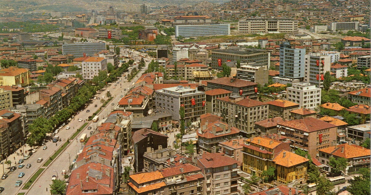 Salt Research: Ankara, Kızılay'dan Kale’ye doğru genel görünüş.